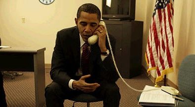 Picture of Barack Obama Holding a Phone Upside Down-Fiction! - Truth or ...